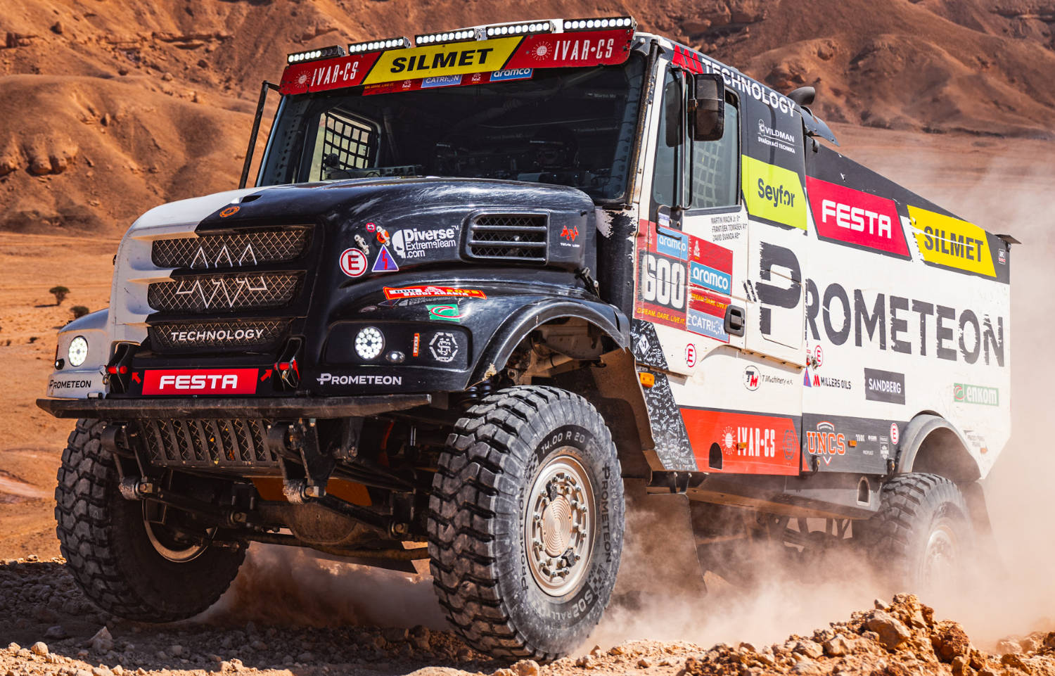 Martin Macik z dakarową victorią w klasie ciężarówek, Darek Rodewald na ...